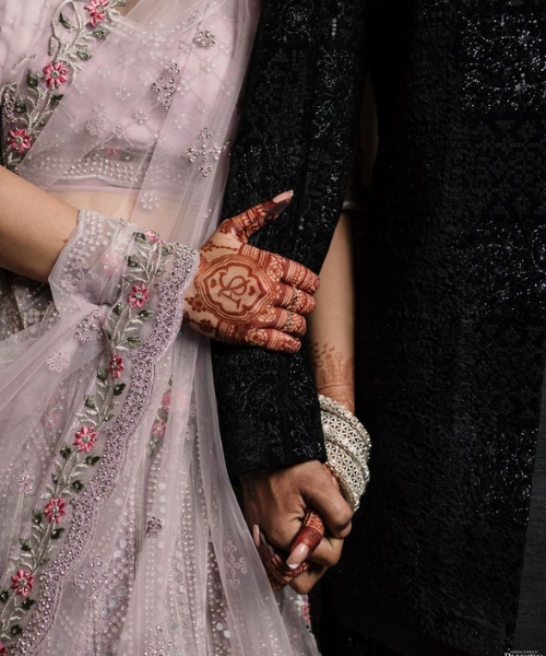 +20 Best Engagement Poses for Couples 2025