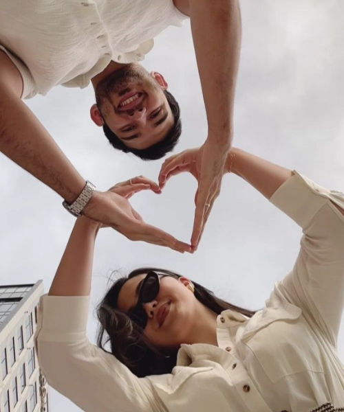 +20 Best Engagement Poses for Couples 2025